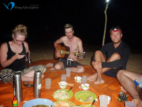 Experience En Cave Tour - Tourists Discover Hang En Cave